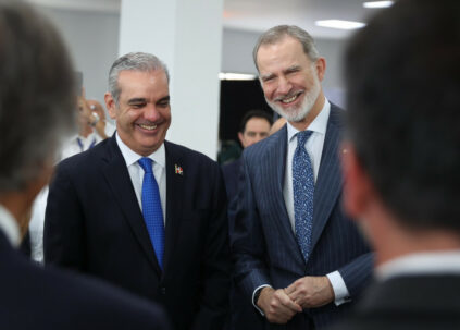 Rey de España y Abinader inauguran monumento “Flame” en el malecón de ...