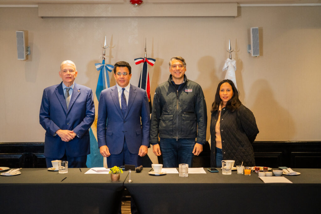 Collado y Arajet anuncian nuevo vuelo directo entre Córdoba y Punta ...